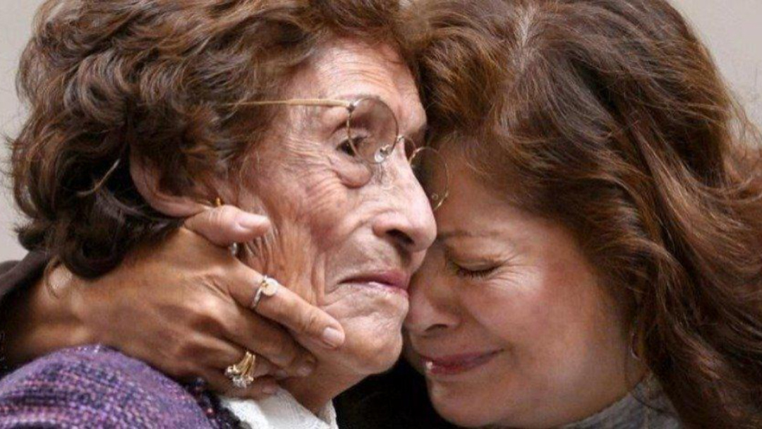 “Βρισκόμουν στο αεροδρόμιο. Τις είδα που είχαν αγκαλιαστεί σφιχτά και η ...