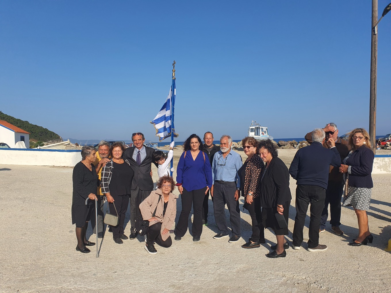 «Μας απείλησαν, φεύγουμε από το Μαθράκι»: Τα σπαρακτικά λόγια της μητέρας του μαθητή που έκανε ...