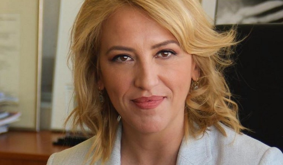 Ρένα Δούρου: Κόβει τα μαλλιά της ως ένδειξη αλληλεγγύης στις γυναίκες ...