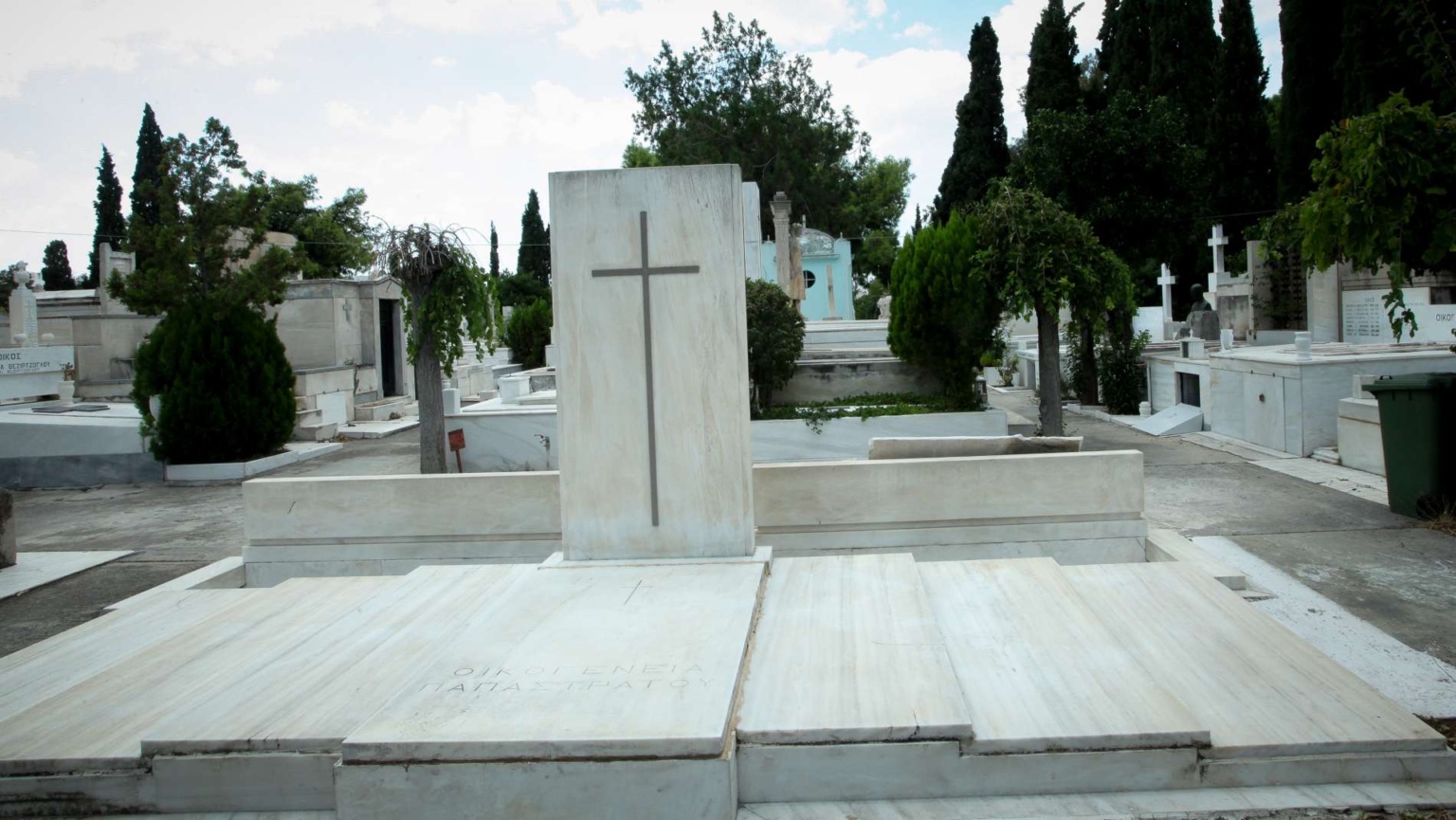 Φρίκη στο Γ’ Νεκροταφείο Αθηνών: Έσπασαν οστεοφυλάκια και έκλεψαν οστά ...