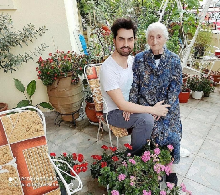 Συγκίνησε τους πάντες: Ελληνίδα γιαγιά 105 ετών, τραγουδάει τα κάλαντα ...