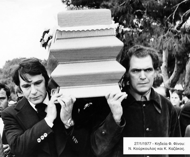 Κατέρρευσαν όλοι: Ο σπαραγμός της Αλίκης Βουγιουκλάκη στην κηδεία του ...