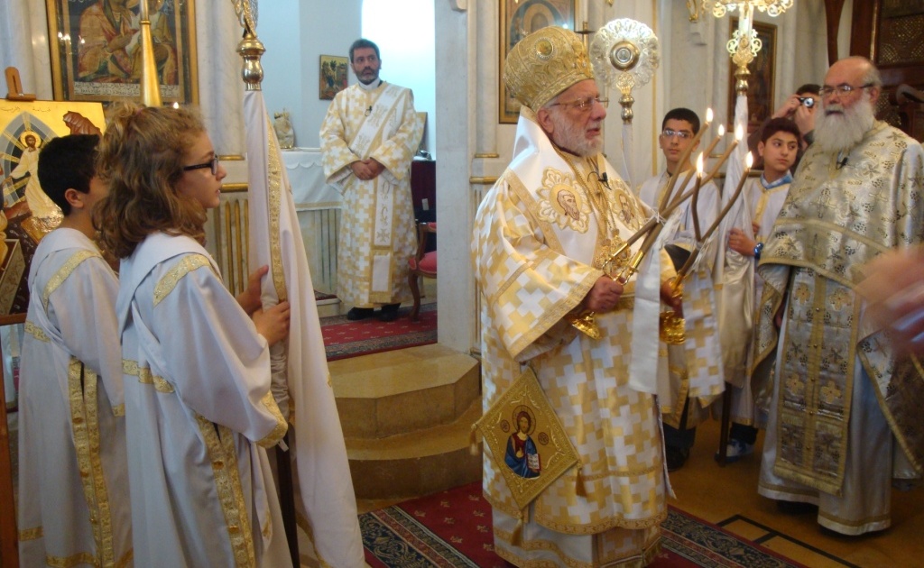 Ιερέας έντυσε παπαδάκια δύο κορίτσια σε εκκλησία στην Πλάκα: Τέθηκε ...