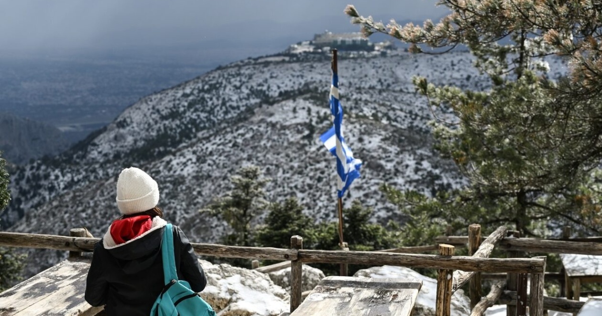 Καιρός: Χιονίζει στην Πάρνηθα | iPliroforia.gr