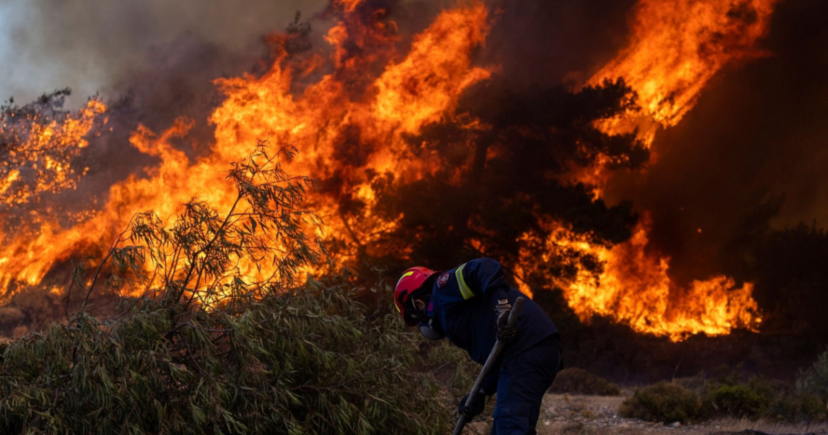 Φωτιά στην Αττική: Μάχη για να μην περάσει στην Πάρνηθα | iPliroforia.gr
